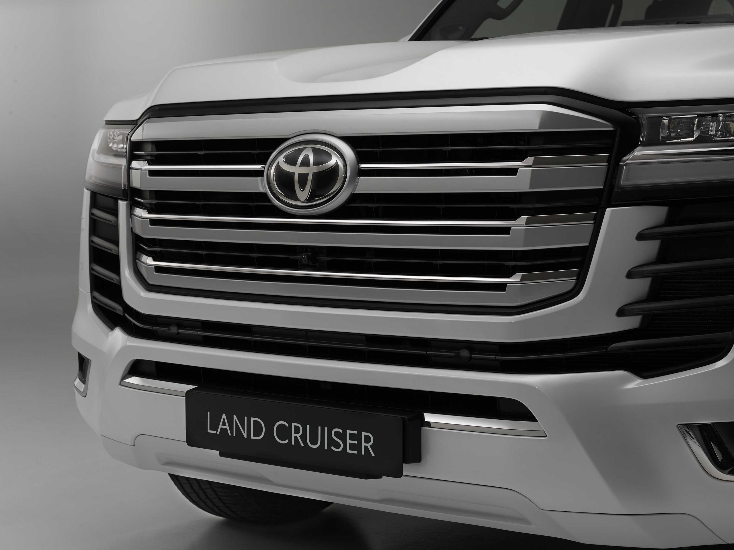 Toyota Land Cruiser'ın yeni modelini tanıttı