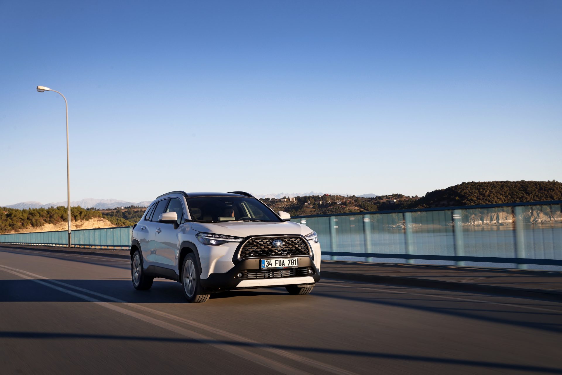 Toyota Corolla Cross Hybrid satışa sunuldu. İşte tüm Özellikleri ve ...